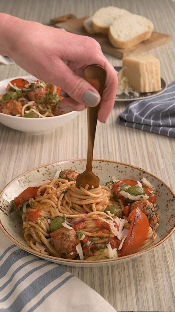 Bol de pâtes épaisses Twirl Vertical 720 x 1280 | Gordon Food Service